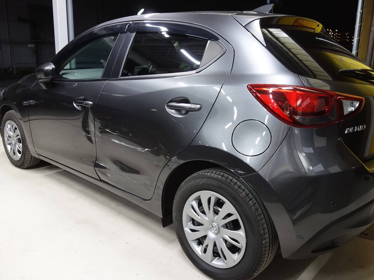 マツダ デミオ（マシーングレープレミアムメタリック：46G） 左側面事故 キズ＆へこみ板金・塗装・修理（車両保険） 神奈川県よりご来店のお客様 ...